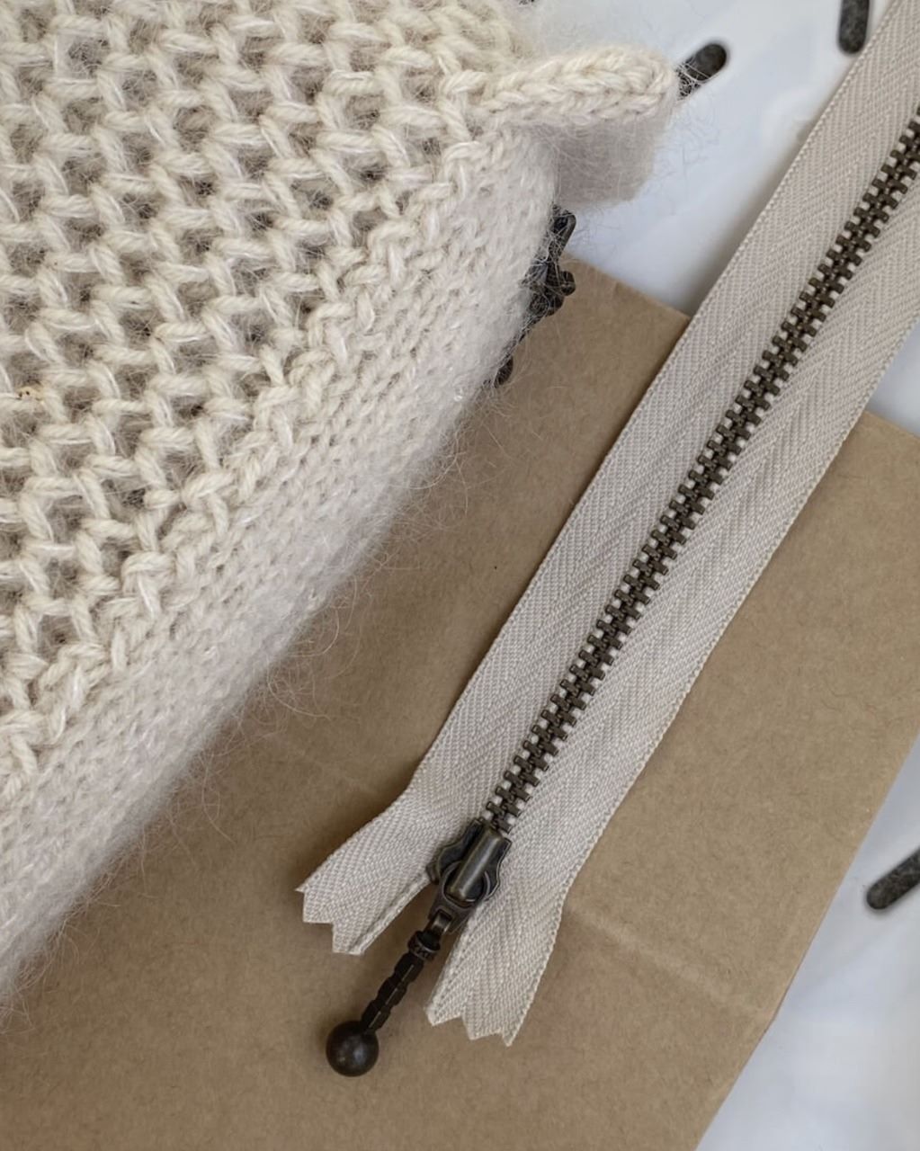 Cierre metálico YKK 14 cm beige – Knit & Chain