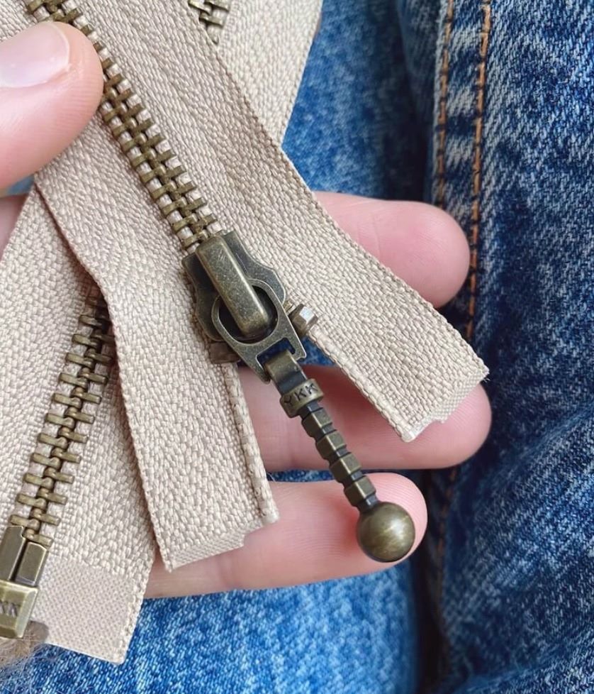 Cierre metálico YKK 35 cm beige – Knit & Chain